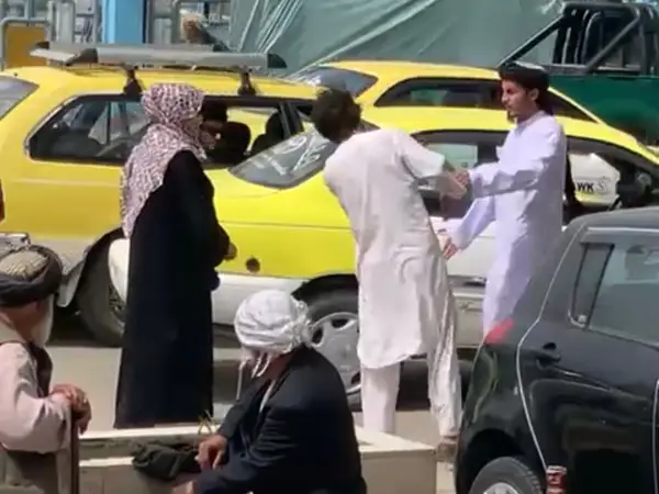 ویدیو مامور امر به معروف طالبان راننده تاکسی مزاری را برای سوار کردن